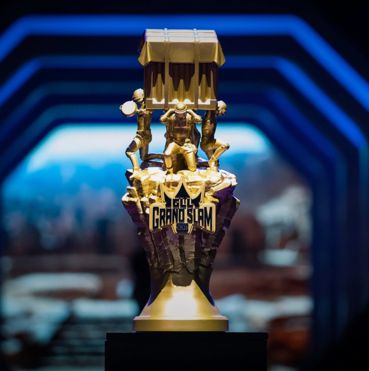 Expert in High-End Custom Trophies and Awards – Fabit